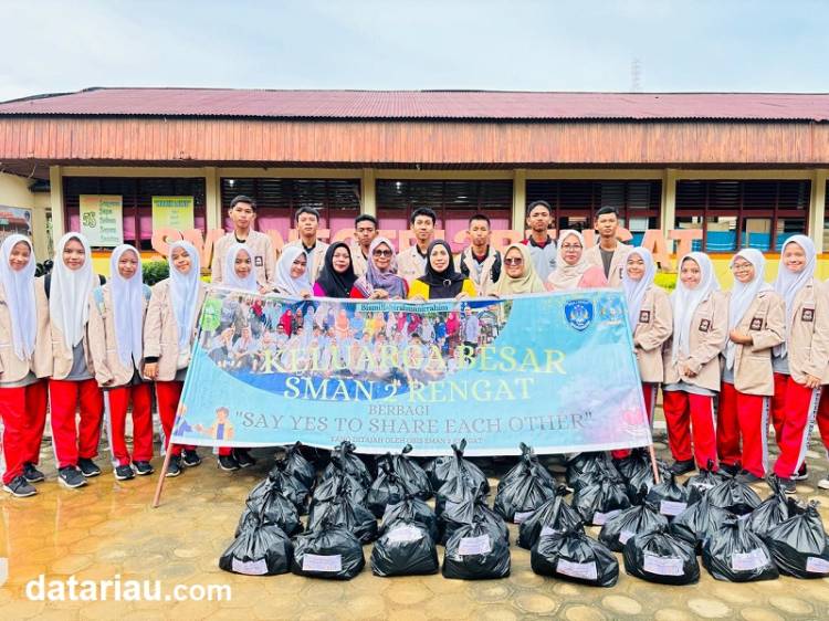 Smanda Care SMAN 2 Rengat Berbagi Sembako Kepada Warga Sekitar Sekolah
